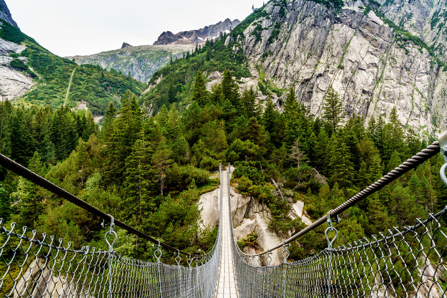 Die spektakulärsten Hängebrücken der Schweiz: 11 Tipps
